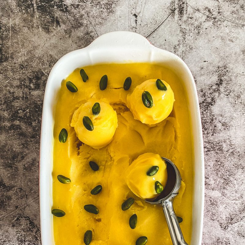 Veganes Kokos-Mango Eis selber machen [ohne Eismaschine]