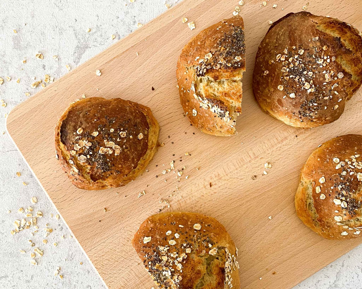 Haferbrötchen mit Honig - perfekt zum Sonntagsfrühstück
