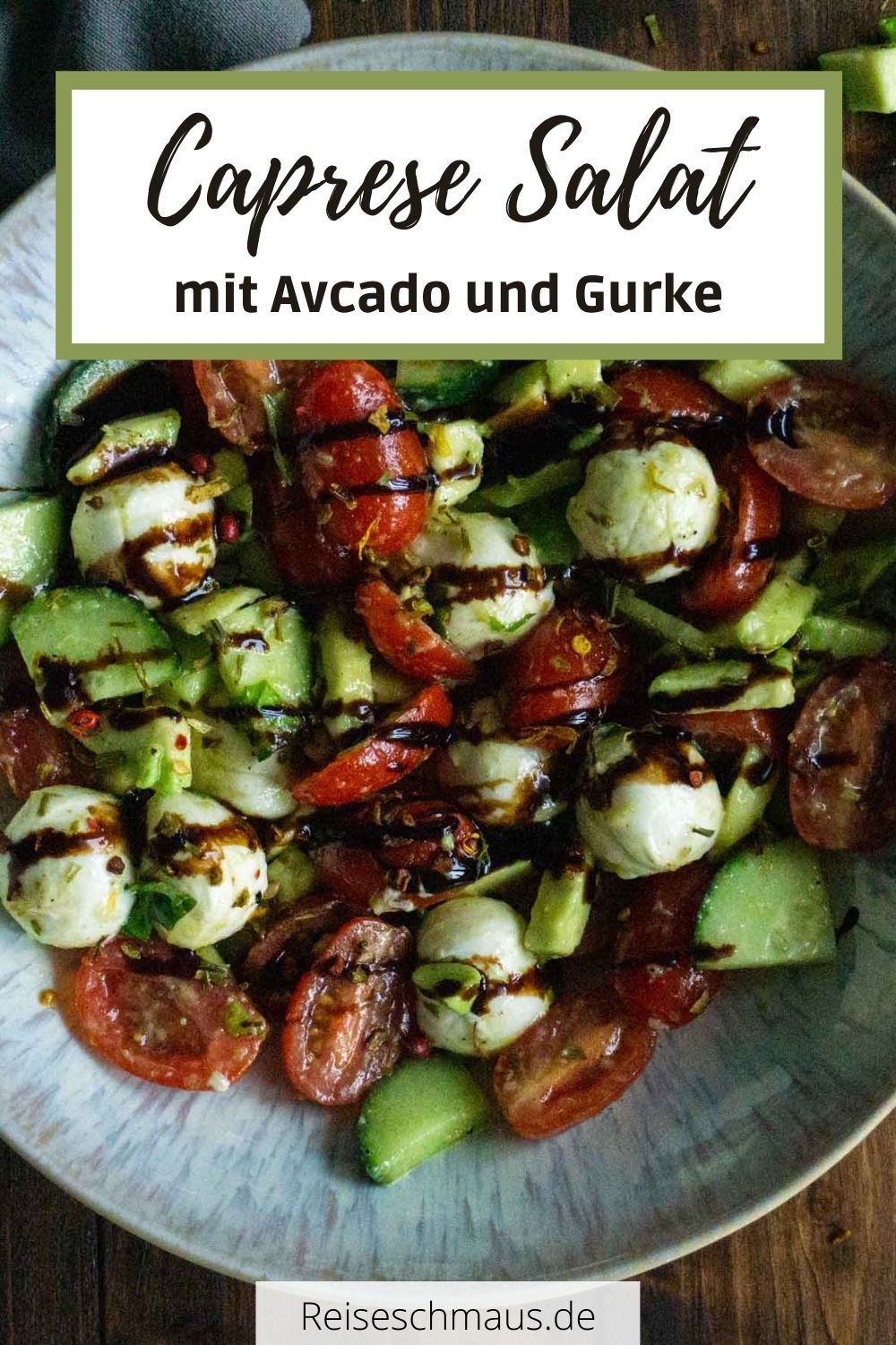 Einfacher Caprese Salat mit Avocado und Gurke [nur 10 Minuten]
