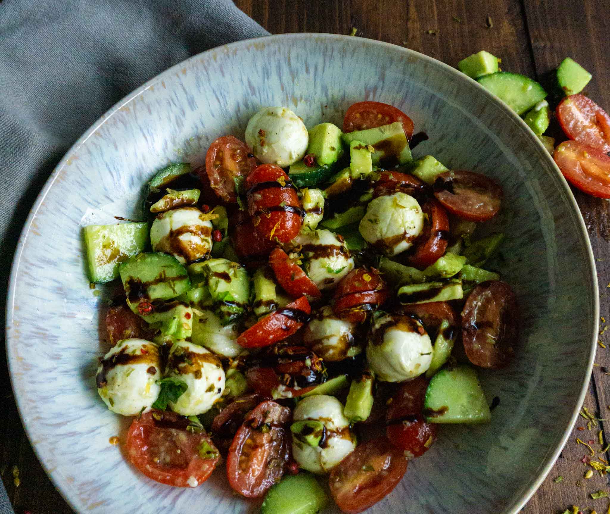 Einfacher Caprese Salat mit Avocado und Gurke [nur 10 Minuten]