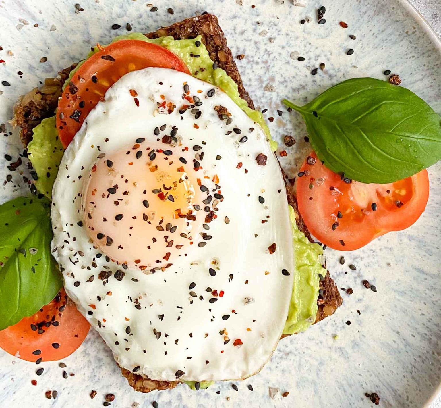 Avocado Brot mit Ei [schnell & einfach]