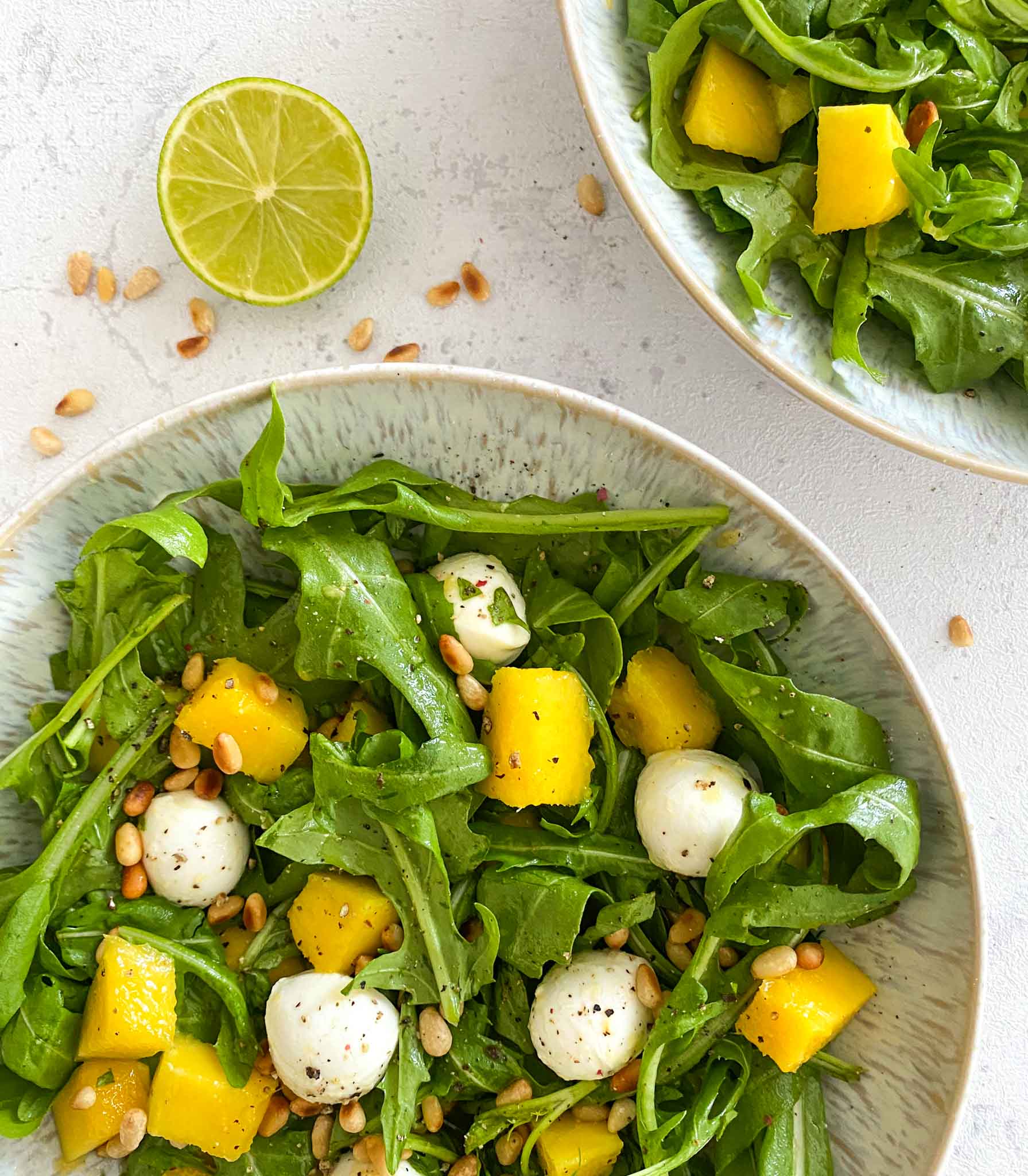 Mango Rucola Salat mit Mozzarella und Pinienkernen