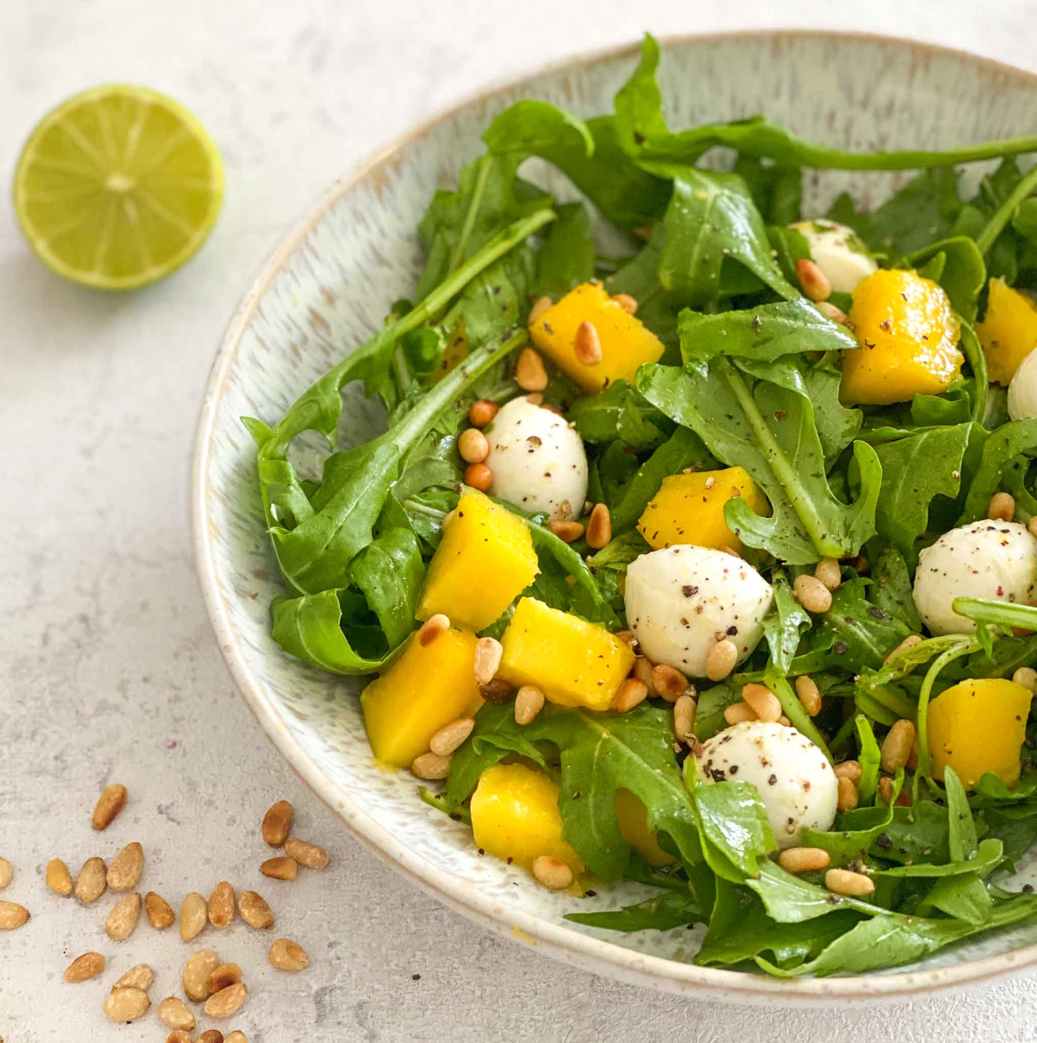 Mango Rucola Salat mit Mozzarella und Pinienkernen
