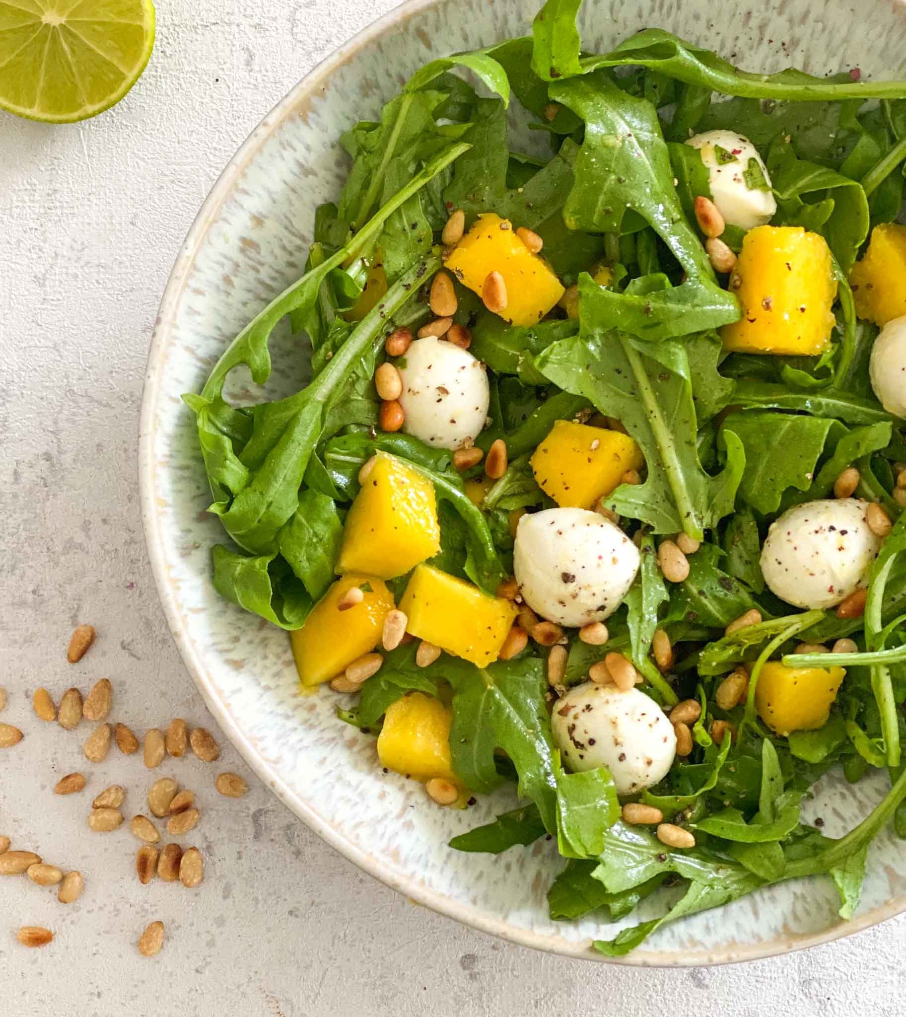 Mango Rucola Salat mit Mozzarella und Pinienkernen