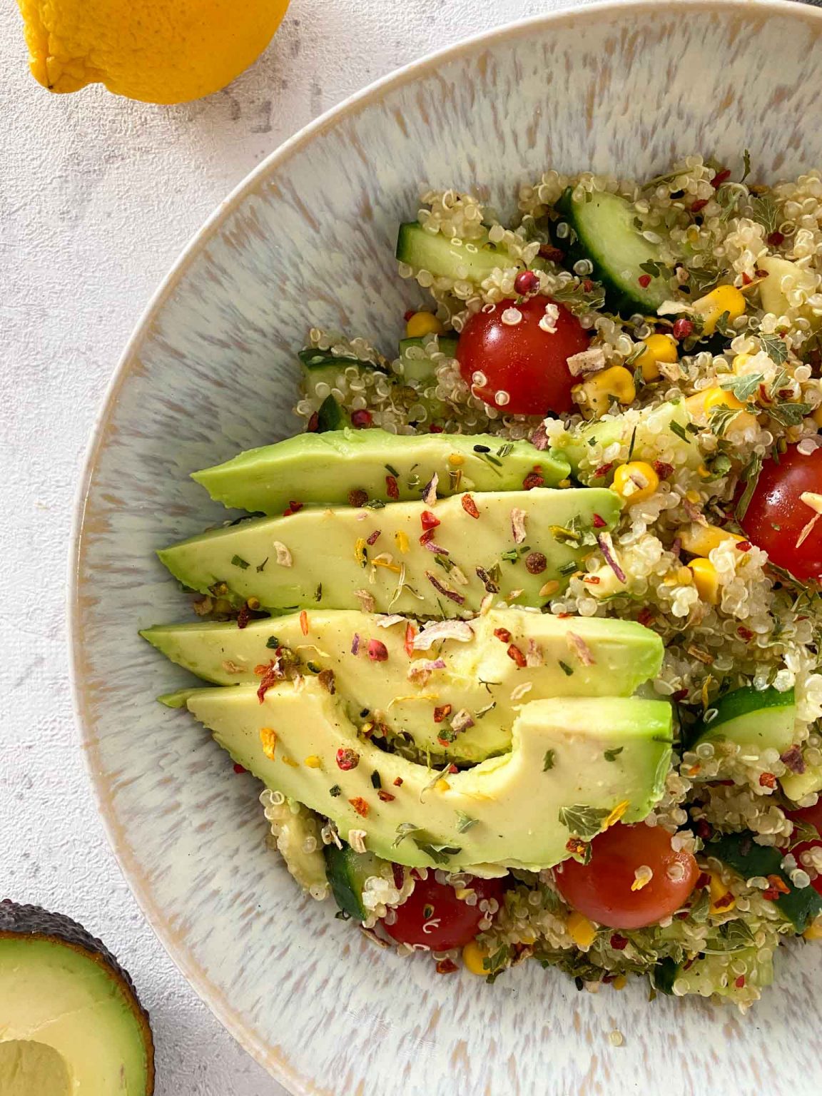 Quinoa Salat mit Avocado [einfach & vegan]