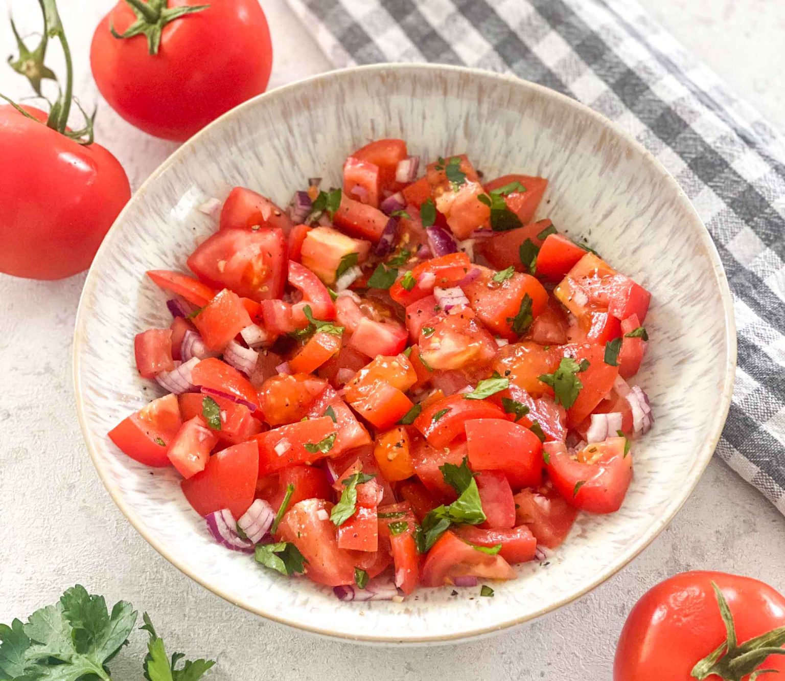 Tomatensalat mit Zwiebeln [schnell & einfach]